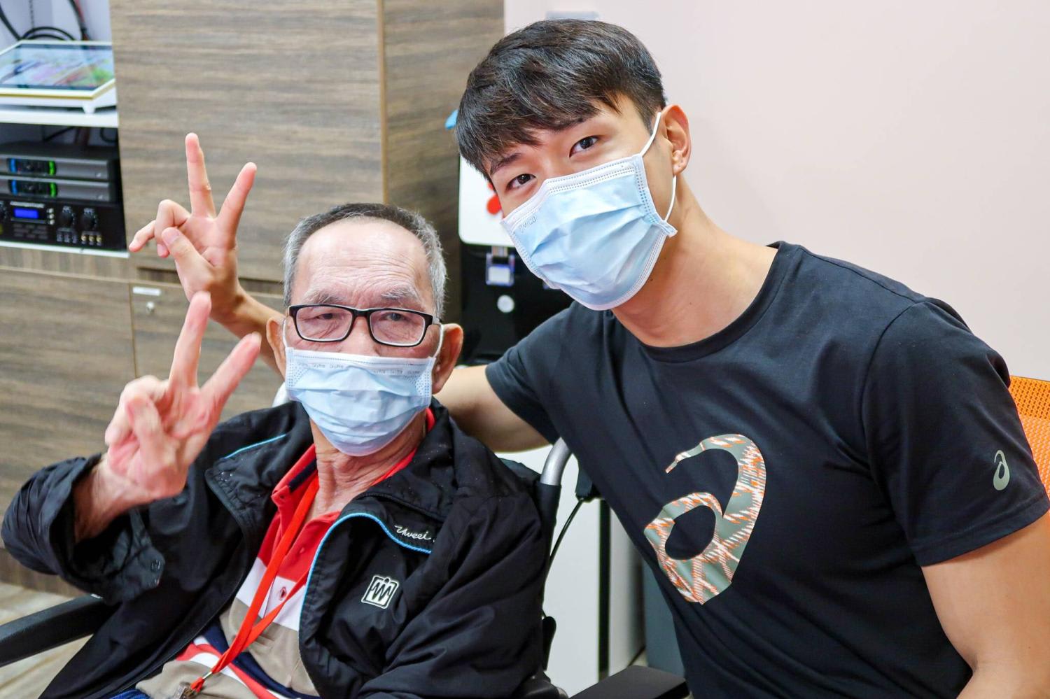 Elvin Ng, Tyler Ten & Other Mediacorp Stars Sing Karaoke & Toss Yusheng ...