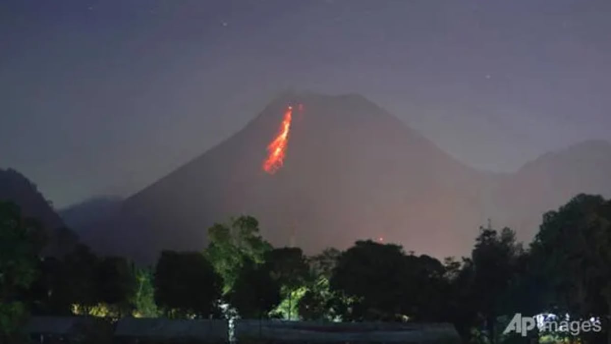 Gunung Merapi di Indonesia meletus, keluarkan aliran lahar - BERITA ...