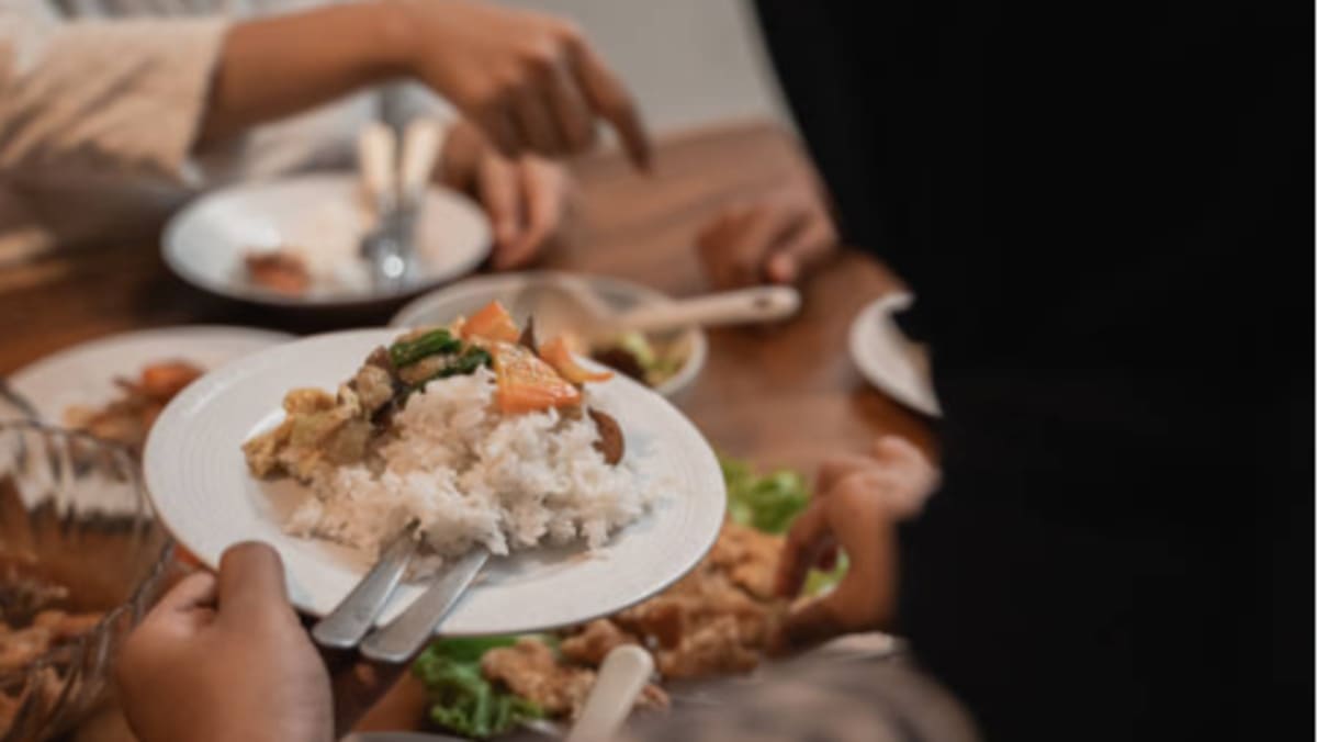 Elak tabiat suka makan lewat malam - BERITA Mediacorp