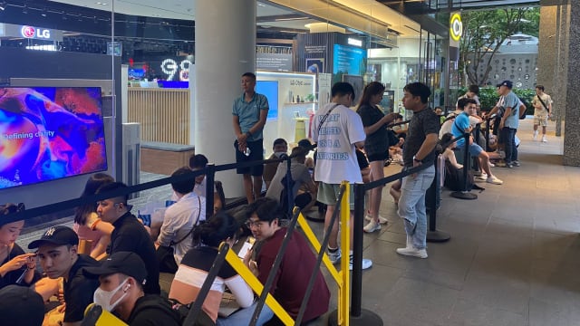 最新iPhone明天开卖 乌节路已有上百“果粉”排队 - 8world