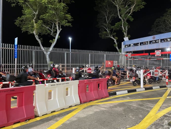 Hundreds of travellers cross checkpoints as Singapore-Malaysia land ...