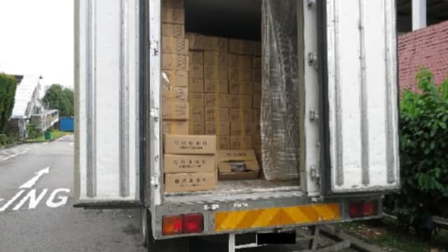 关税局破获6400条漏税香烟 逮捕一马国男子 - 8world