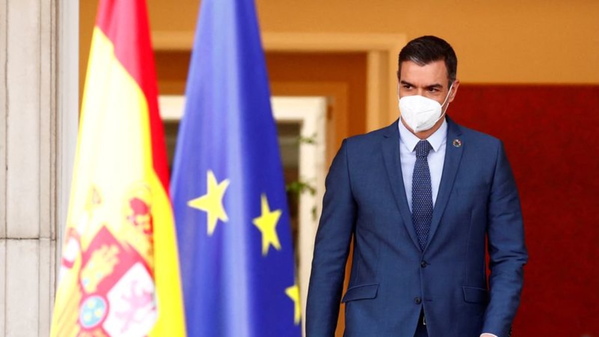 Spain brings back outdoor mask-wearing to stem Omicron spread - CNA