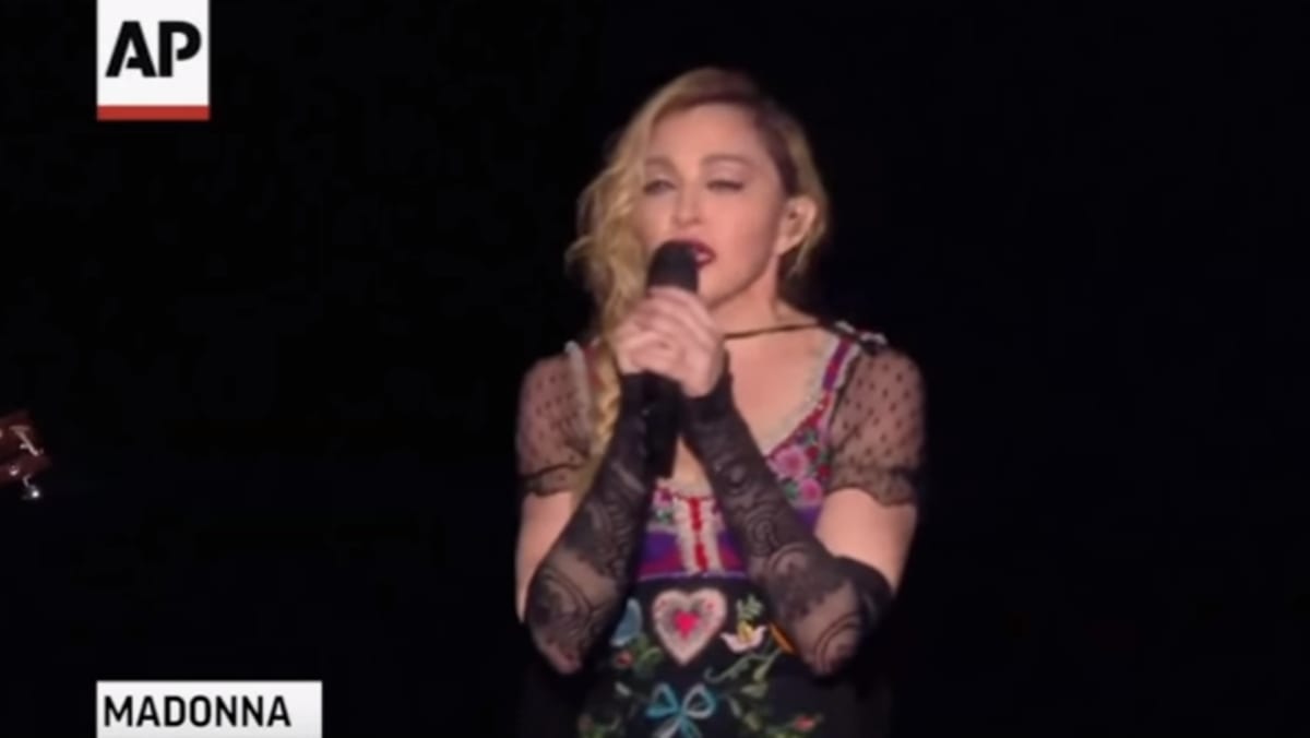 Madonna breaks down on stage, pays tribute to Paris victims - TODAY
