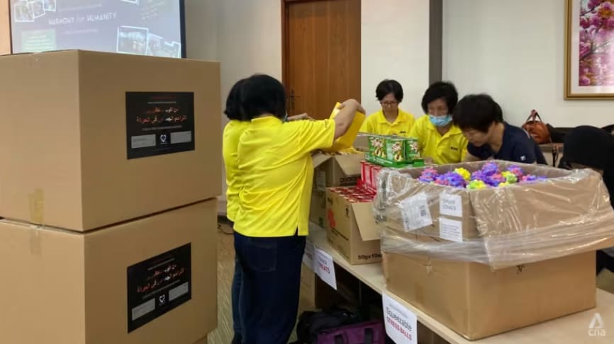 300名义工为卡萨孩童准备5000份温暖包 - 8world