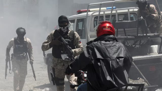 海地城镇遭武装分子袭击 70死逾6000人逃难 - 8world