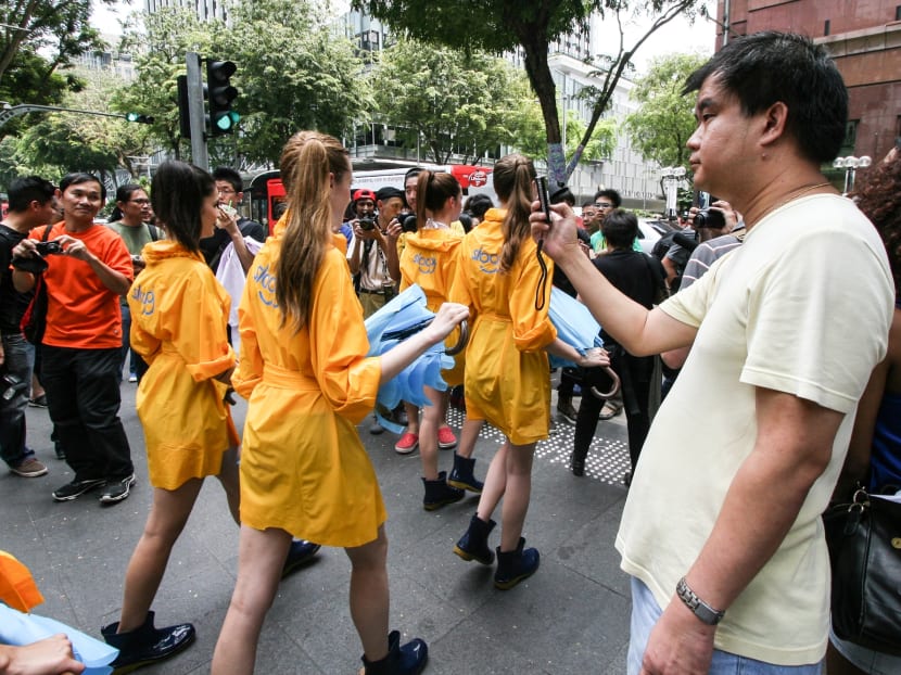 Gallery: ‘Flash’ mob stops traffic in Orchard Rd - TODAY
