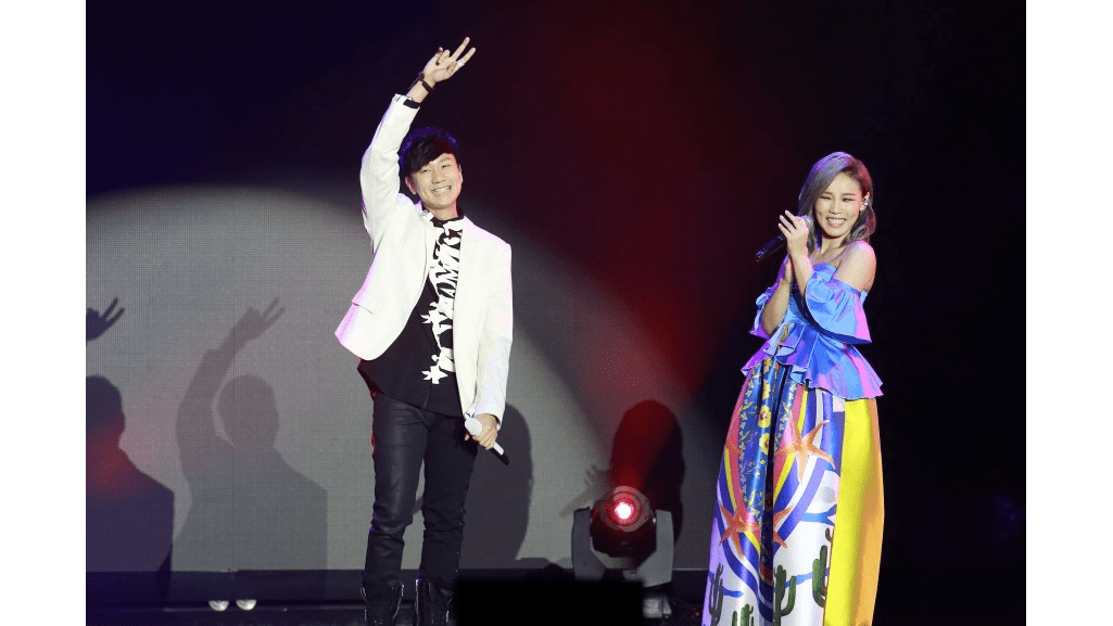 JJ Lin shares a duet with Jess Lee - 8days