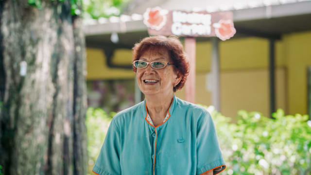 79岁妇女曾为李嘉诚打工逾20年 回国后在医院担任清洁工 - 8world