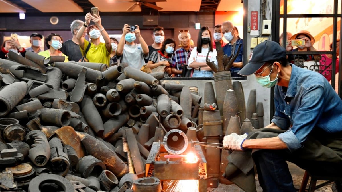 Taiwan blacksmith turns Chinese artillery shells into knives - TODAY