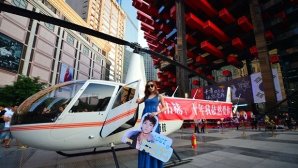 Fan Rents Helicopter to See Jang Woo Hyuk in Concert - 8days