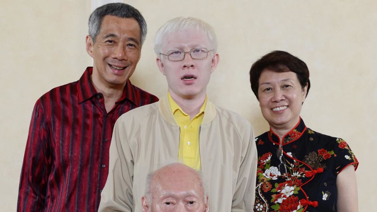 PM Lee visits his father in hospital - TODAY