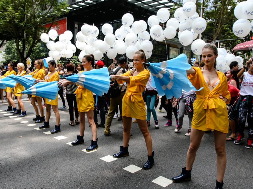 Gallery: ‘Flash’ mob stops traffic in Orchard Rd - TODAY