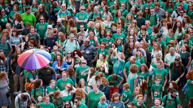 荷兰“红发节”万人空巷 罕见红发族齐聚一堂 - 8world