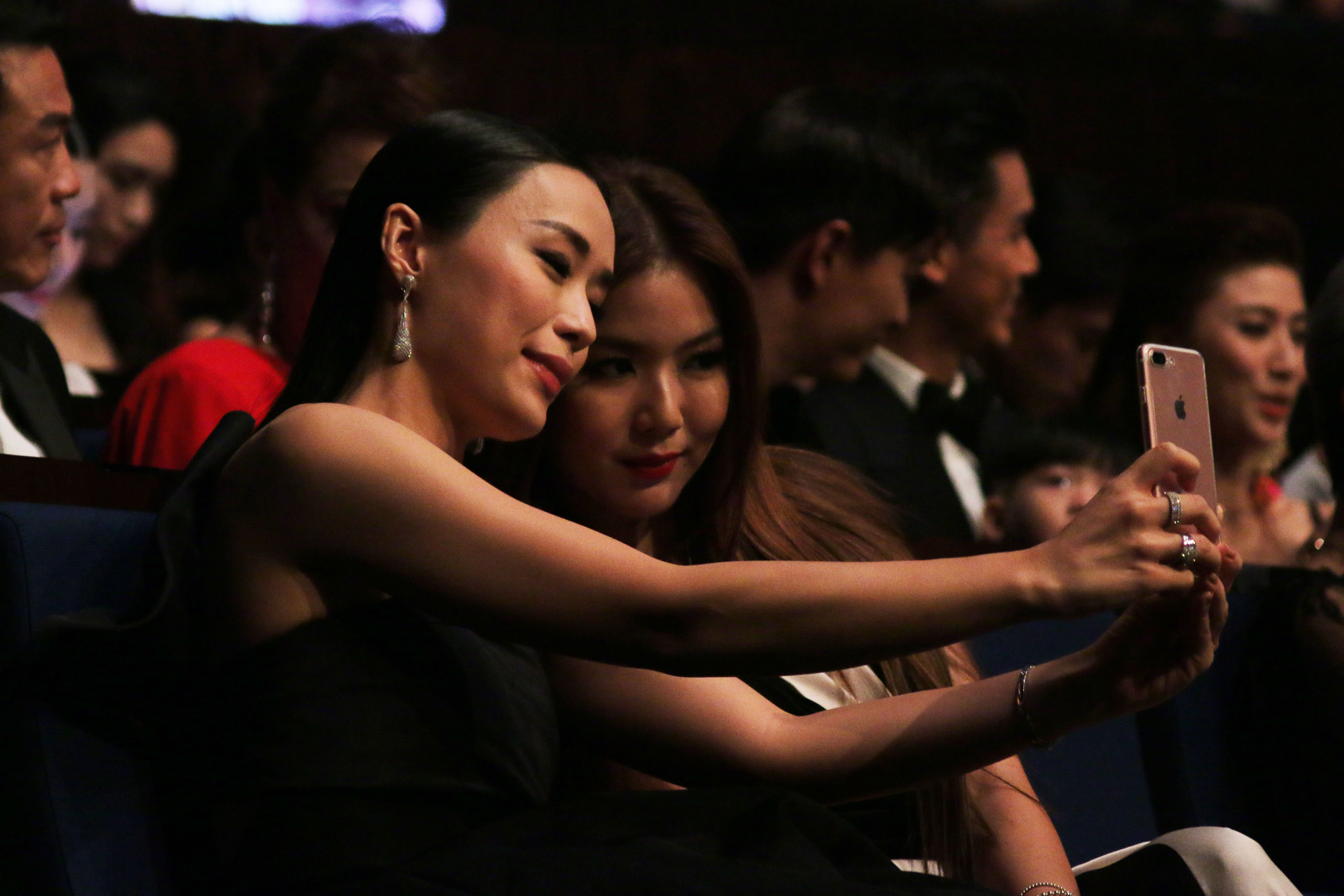 What Did Rui En & Rebecca Lim Do Together At Star Awards 2017? - 8days