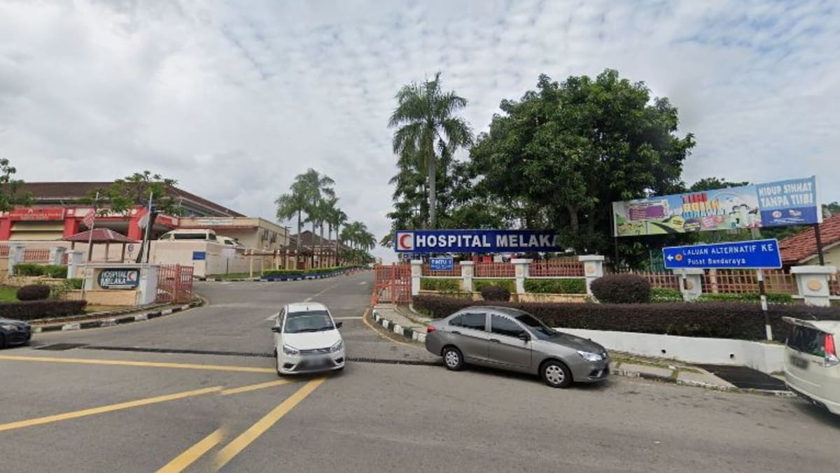 Meski 32 kakitangannya positif COVID-19, Hospital Melaka yakin dapat ...