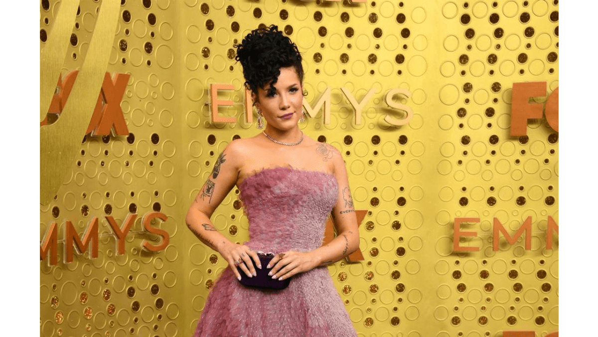 Halsey and Evan Peters 'look like a couple' - 8days