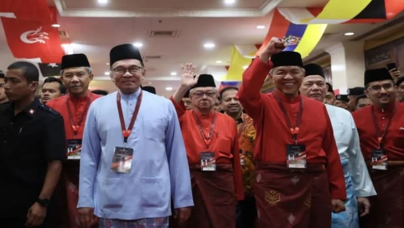 PM Anwar Ibrahim disambut tepukan gemuruh di Perhimpunan Agung UMNO ...