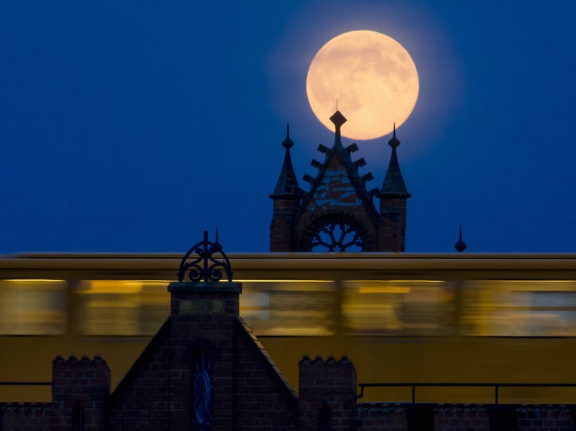Supermoon seen around the world - TODAY