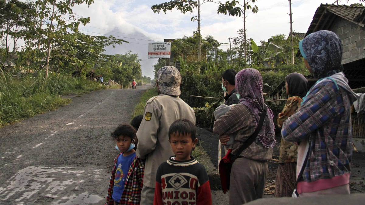 Villagers flee as Indonesia volcano spews ash - TODAY