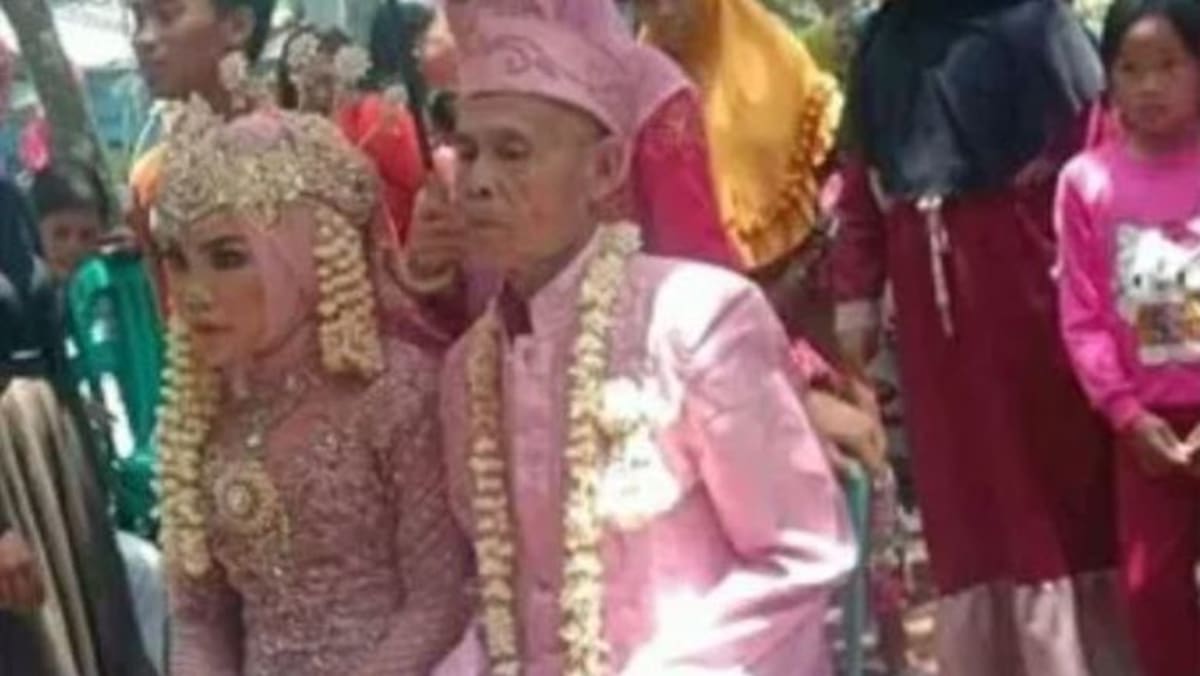 'Datuk' 71 tahun nikahi gadis 17 tahun hangat jadi buah mulut orang ...