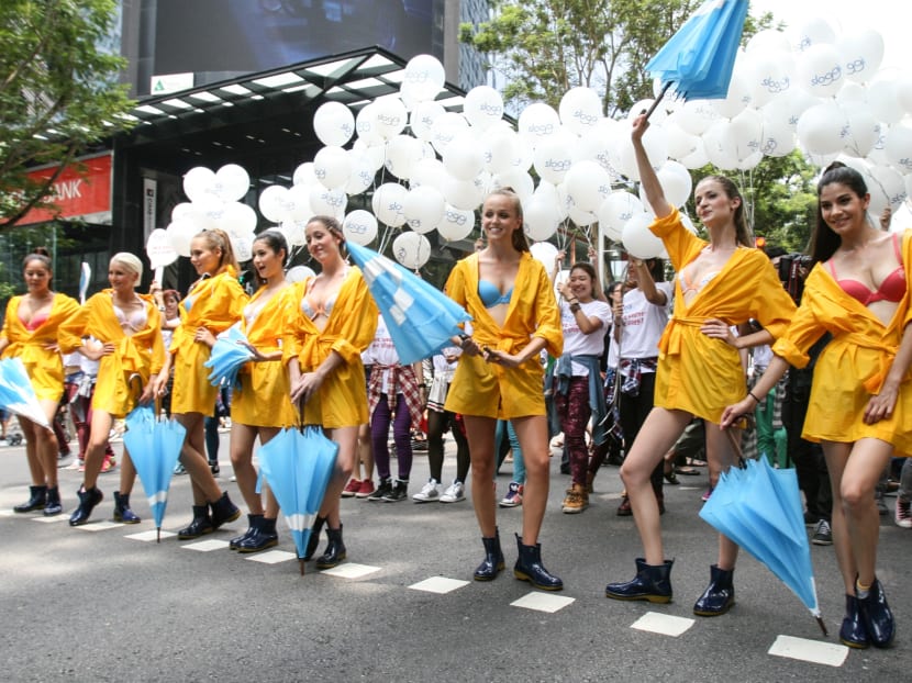 Gallery: ‘Flash’ mob stops traffic in Orchard Rd - TODAY