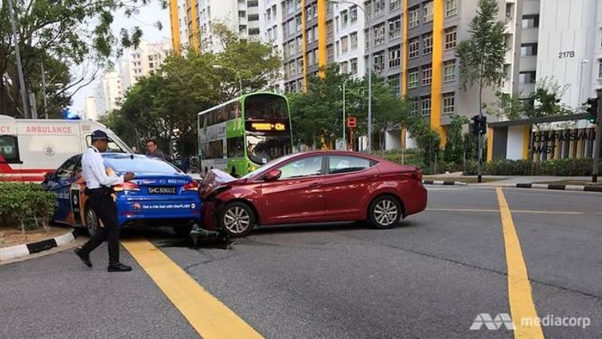 Kanak-kanak dikejarkan ke KKH susuli nahas di Compassvale Drive - BERITA Mediacorp