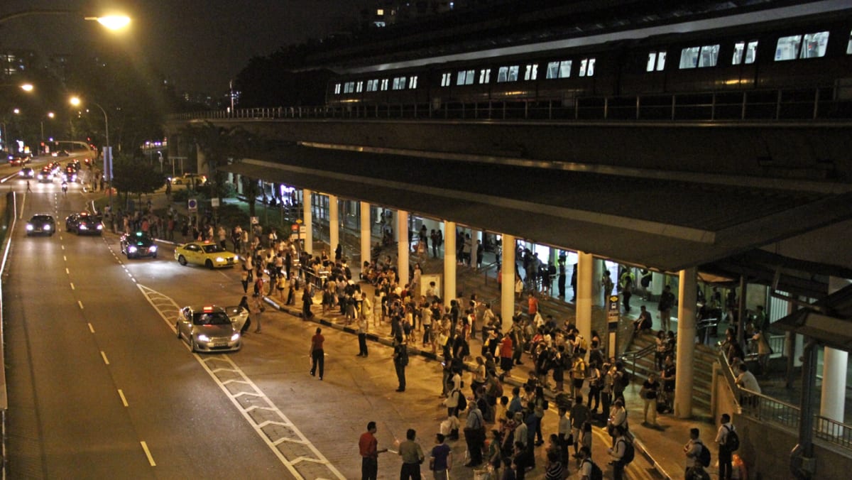Commuters outraged as main MRT lines crippled - TODAY