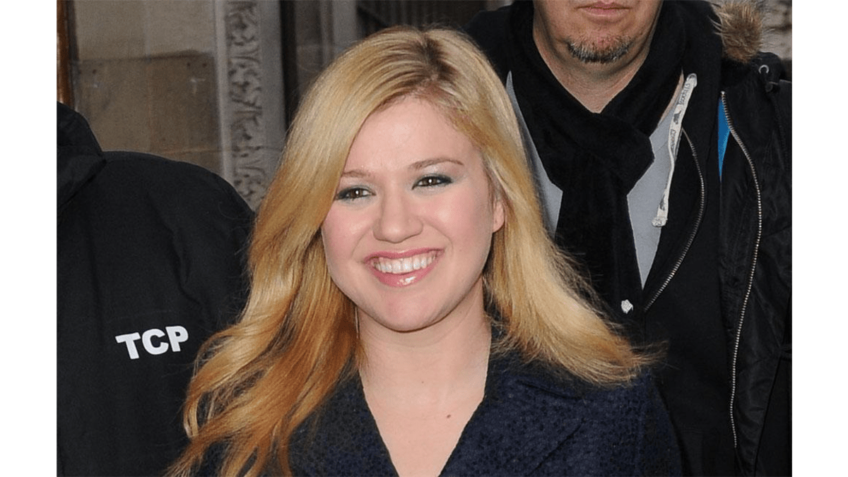 Kelly Clarkson thanks Carrie Underwood for making her 'feel thin' - 8days