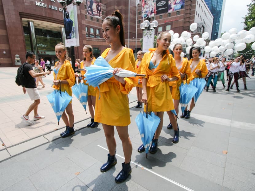 Gallery: ‘Flash’ mob stops traffic in Orchard Rd - TODAY