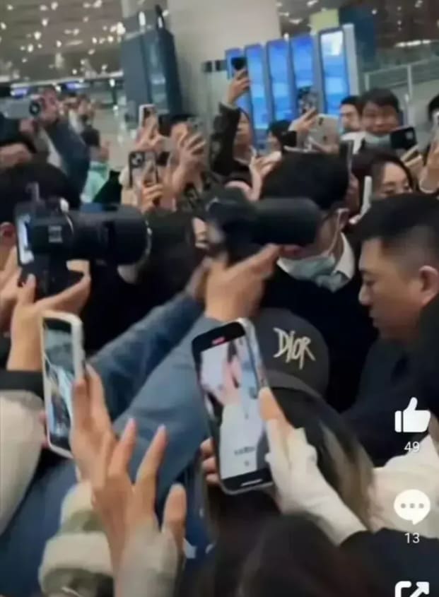 Chinese Idol Karry Wang Loses His Temper At Photographers Who Mobbed ...