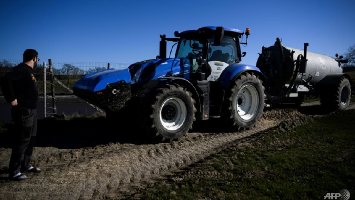 Cow manure fuels French tractors - CNA