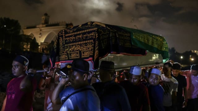 学校食堂女员工入土为安 母亲：她原说已买好车票回家 - 8world