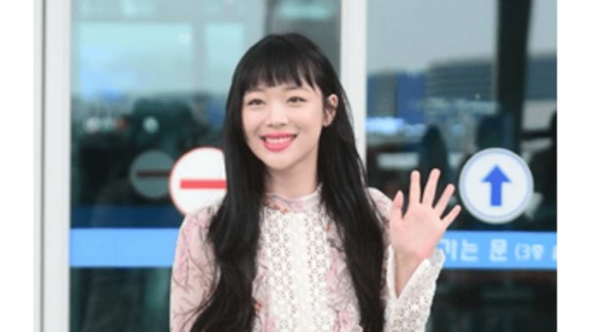 Sulli Shows Off Lovely Airport Fashion - 8 Days