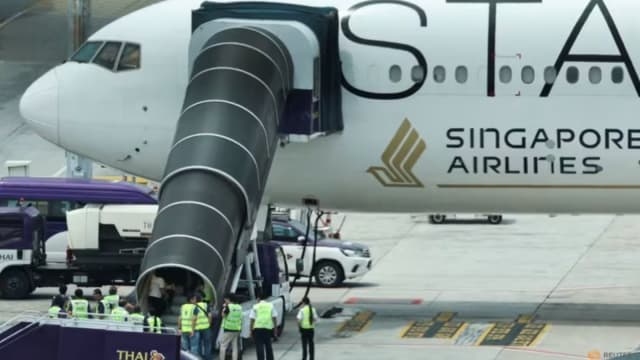 新航SQ321客机 今午抵达樟宜机场 - 8world