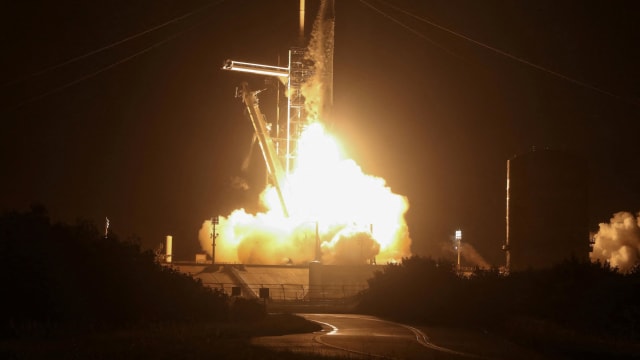 美国太空探索技术公司SpaceX完成首次商业太空漫步 - 8world