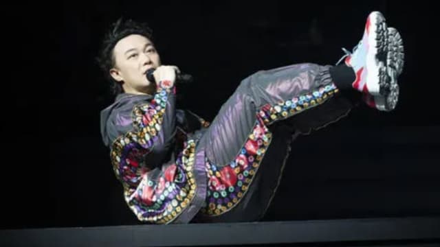 歌神翻车？出道20多年，陈奕迅舞台落泪！ - vibes by 8world