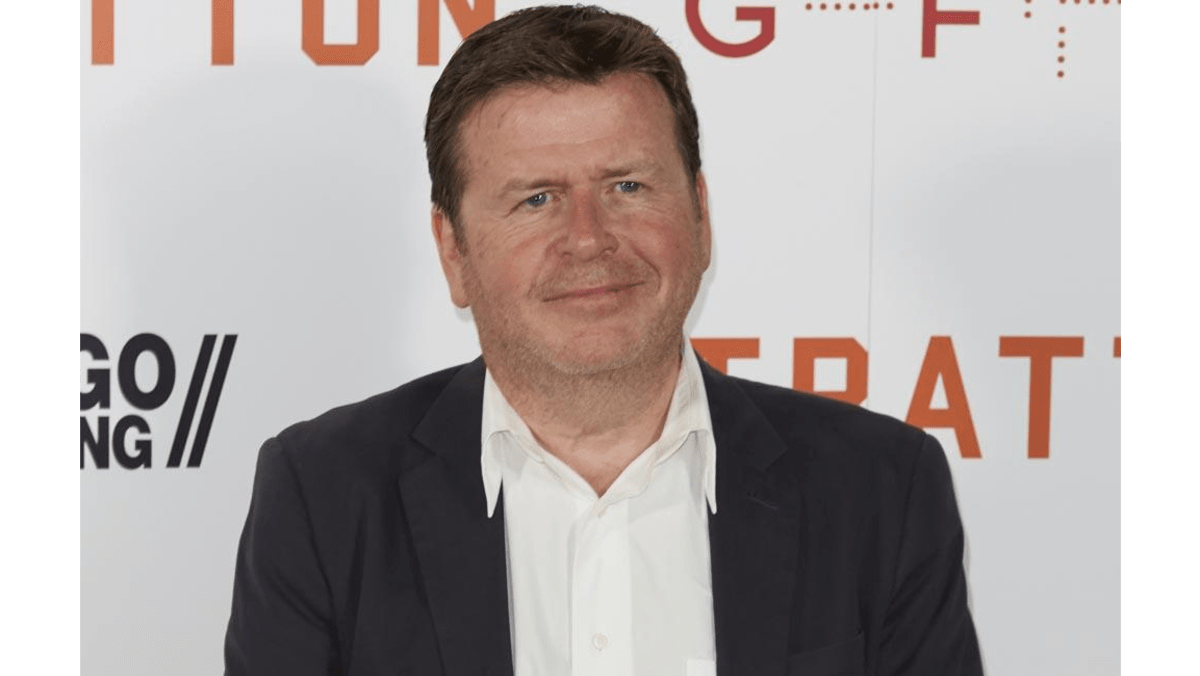 Simon West has Bond ambition - 8 Days