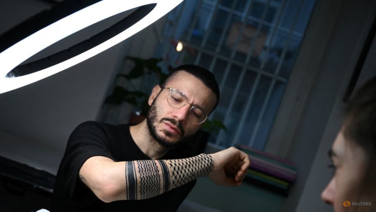 Palestinian keffiyeh scarves - a controversial symbol of solidarity - TODAY