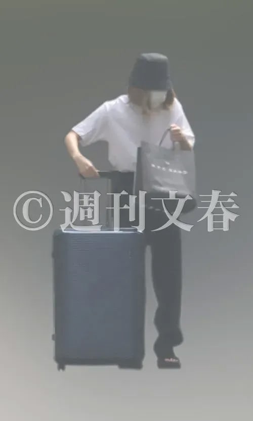 Japanese Idol Disguises As Woman To Avoid Getting Caught Dating But He