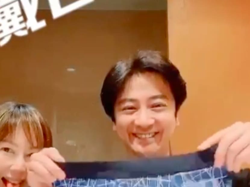 ’90s Pop Idol Eric Suen Teaches Fans How To Make A Face Mask Out Of ...