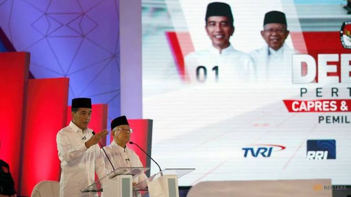 Calon Pilihan Raya Presiden Indonesia berdebat mengenai rasuah dan ...