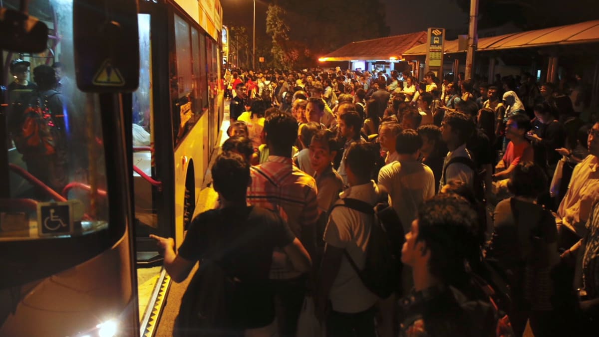 How to ease the crowds during major MRT disruptions? Options are ...