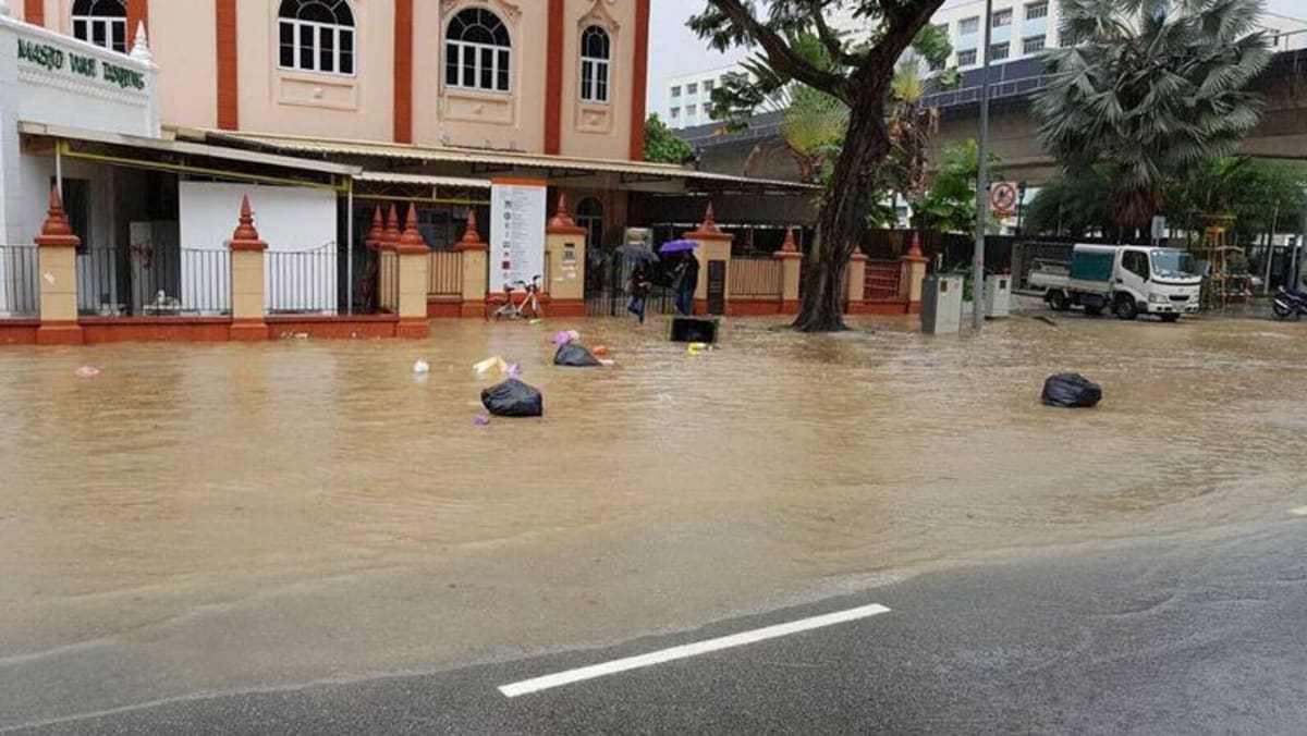 Ruang solat Masjid Wak Tanjong tidak basah meski paras banjir cecah ...