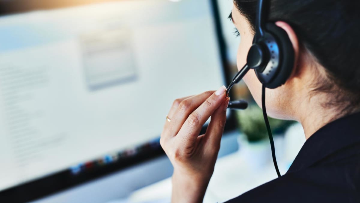 Your call is important to us, please hold ... for 3 minutes max, Spain ...