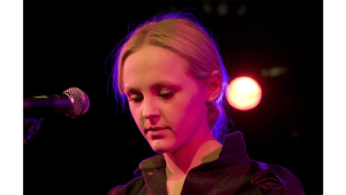 Laura Marling turned to yoga - 8 Days