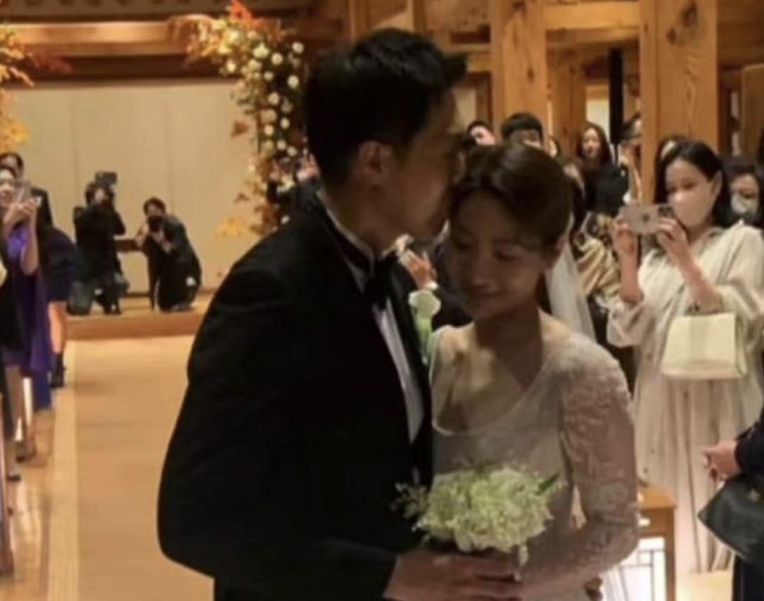 Son Ye Jin Spotted At Wedding, 4-Month Baby Bump Can Be Seen - 8days