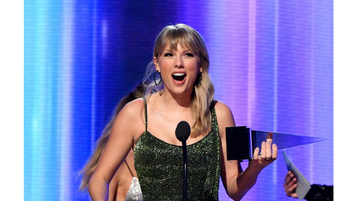 Taylor Swift takes swipe at record label - 8days