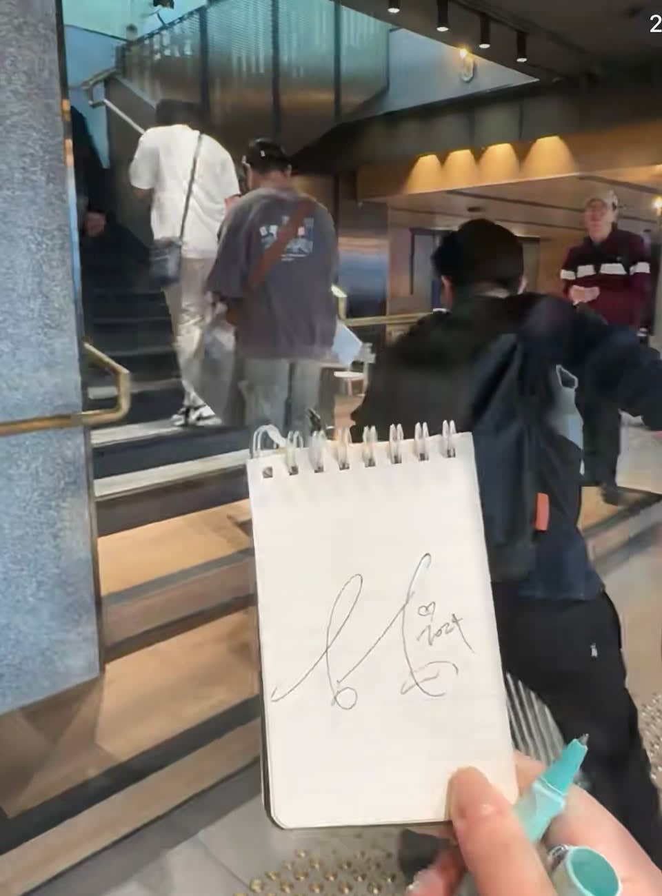 JJ Lin Graciously Signs Autograph For Fan Who Secretly Snapped Photos ...
