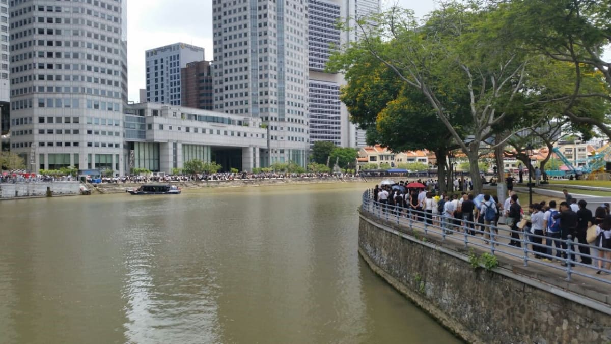 Snaking queues as people pay final respects to Mr Lee Kuan Yew - TODAY